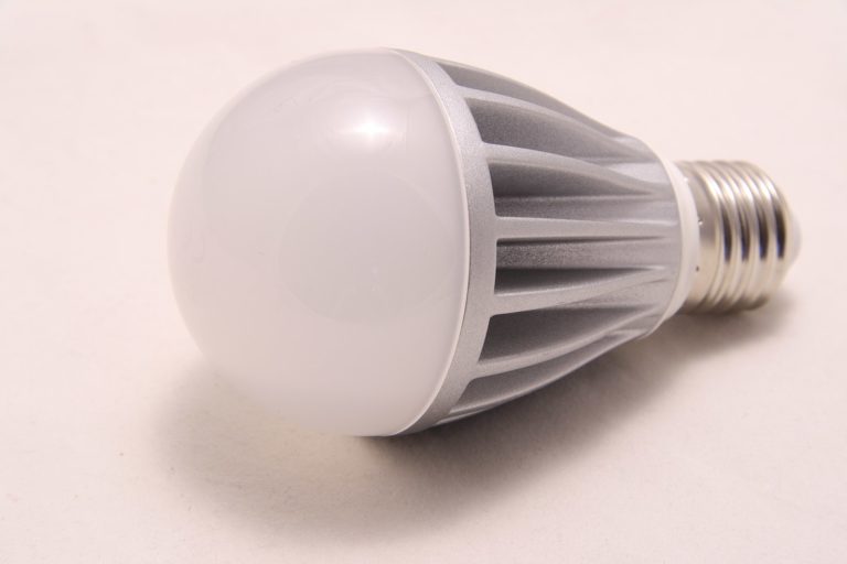 Difference Between Led Light Bulb and Regular Bulb | Difference Between ...