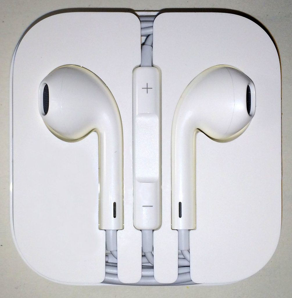 Difference Between EarPods and AirPods | Difference Between | EarPods ...
