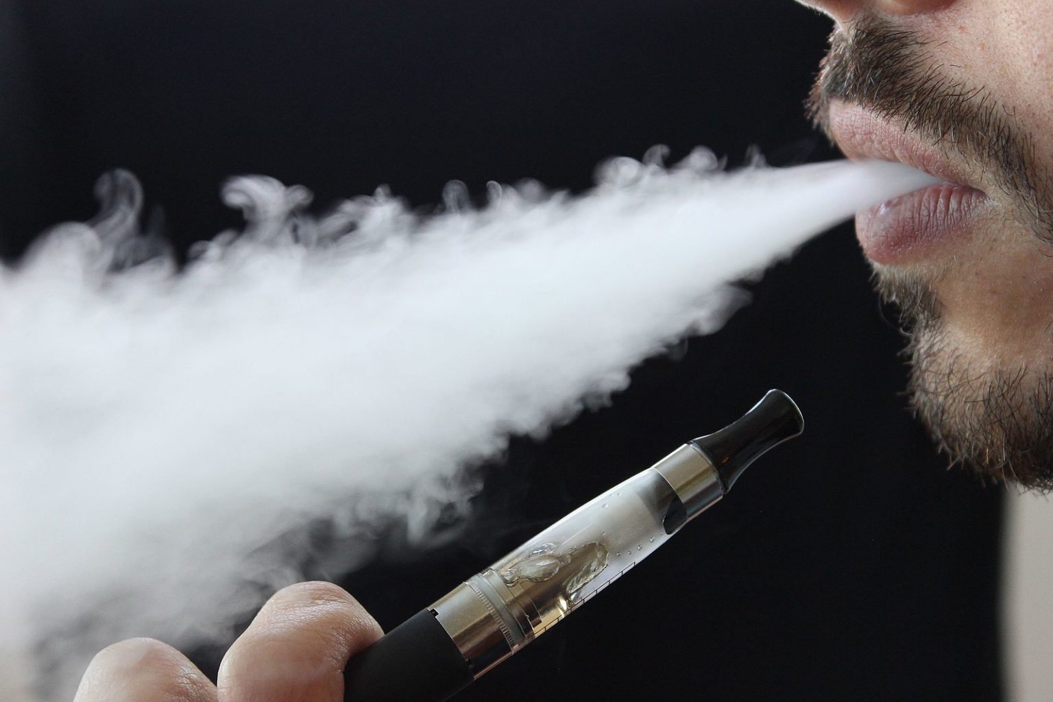 Difference Between Vaping and Smoking | Difference Between | Vaping vs ...