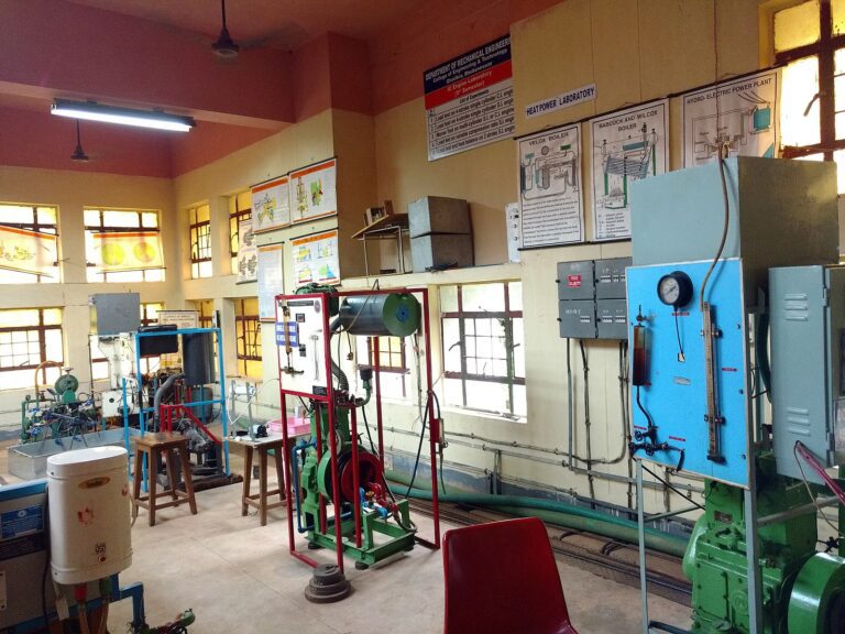 Difference Between Aerospace and Mechanical Engineering | Difference Between