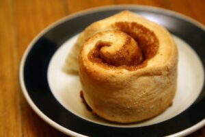 Difference Between Cinnamon Bun and Roll | Difference Between ...